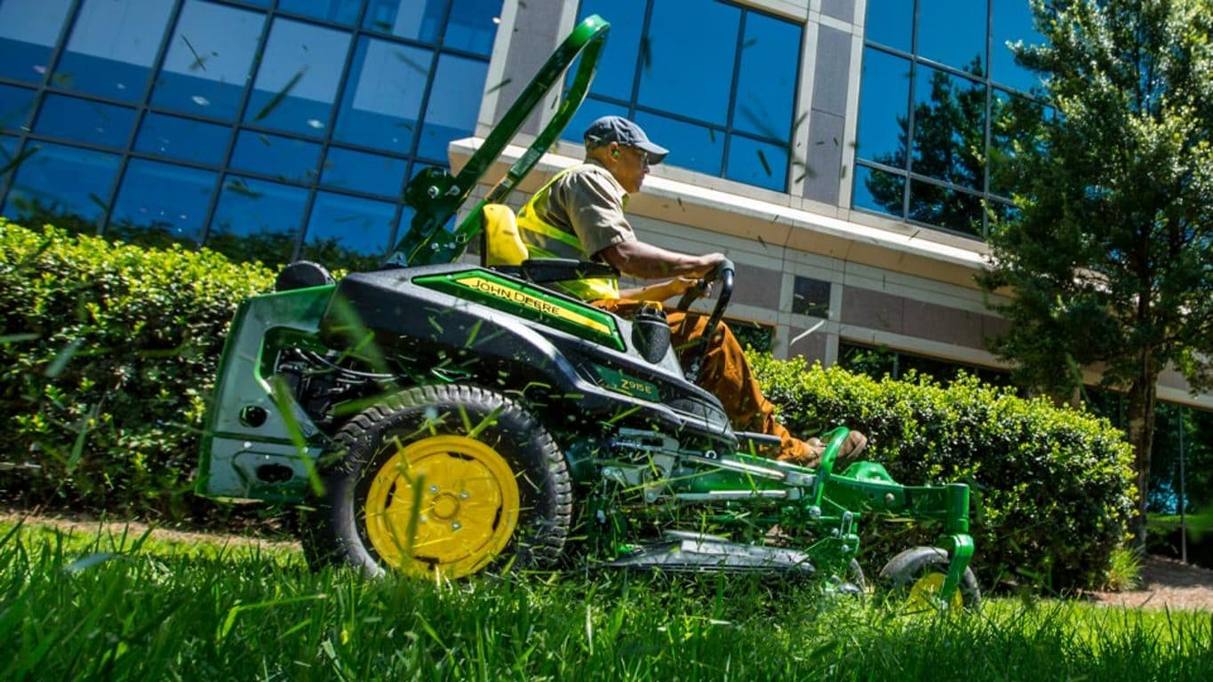 John Deere Z915E Mowers | Everglades Equipment Group